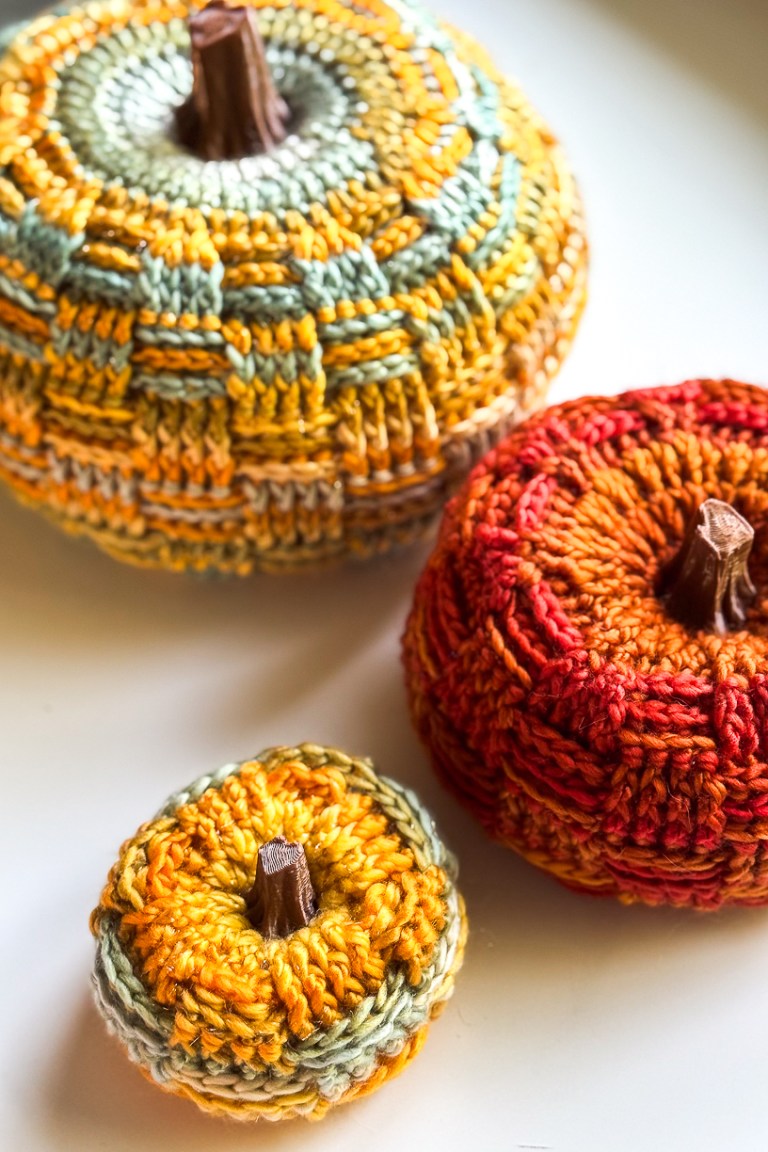 Small Checkered Pumpkin | Free Crochet Pattern – rin knits and stuff