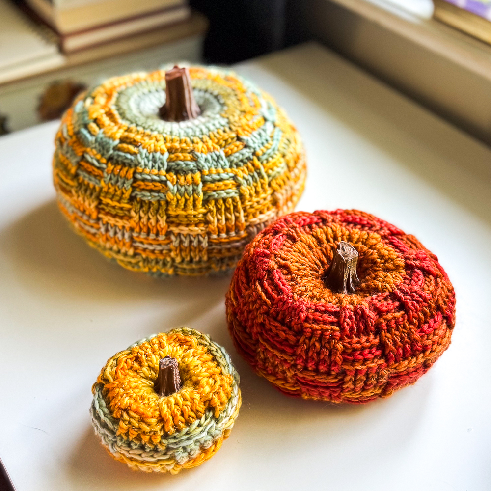 Small Checkered Pumpkin | Free Crochet Pattern – rin knits and stuff